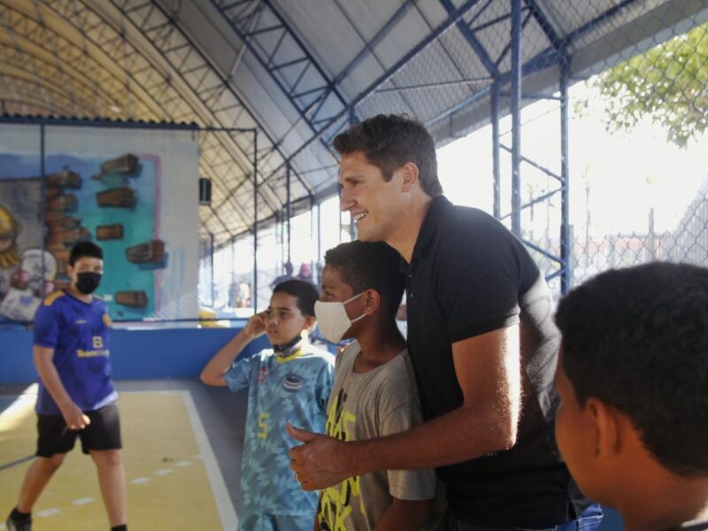 Pentacampeão Edmilson visita ações sociais no Recife e em Vitória em ...