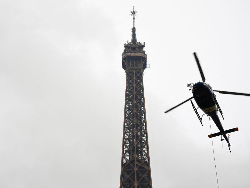 Torre Eiffel ganha antena de rádio e cresce 6 metros - Folha PE