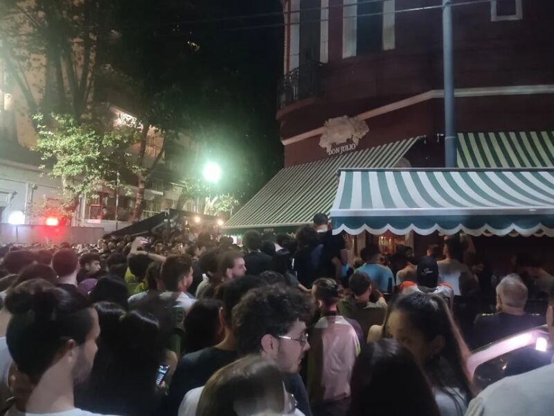 Messi sai para jantar em Buenos Aires e argentinos eufóricos cercam o ... Messi sai para jantar em Buenos Aires e argentinos eufóricos cercam o ...