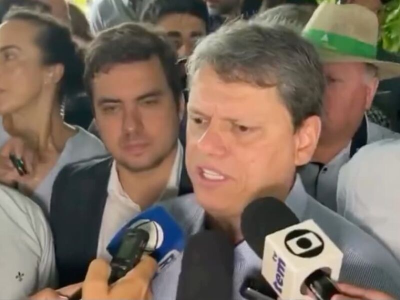 Piso cede durante entrevista coletiva de Tarcísio no interior de SP; veja vídeo - Folha PE