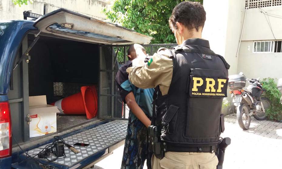 Presos Dois Suspeitos De Realizar Assaltos Na Zona Oeste Do Recife