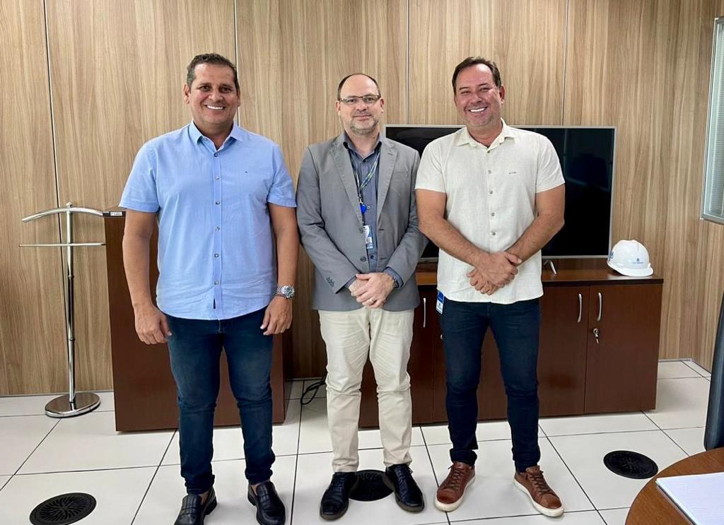 Deputado Fabrizio Ferraz e prefeito Gustavo Caribé discutem ... Deputado Fabrizio Ferraz e prefeito Gustavo Caribé discutem ...