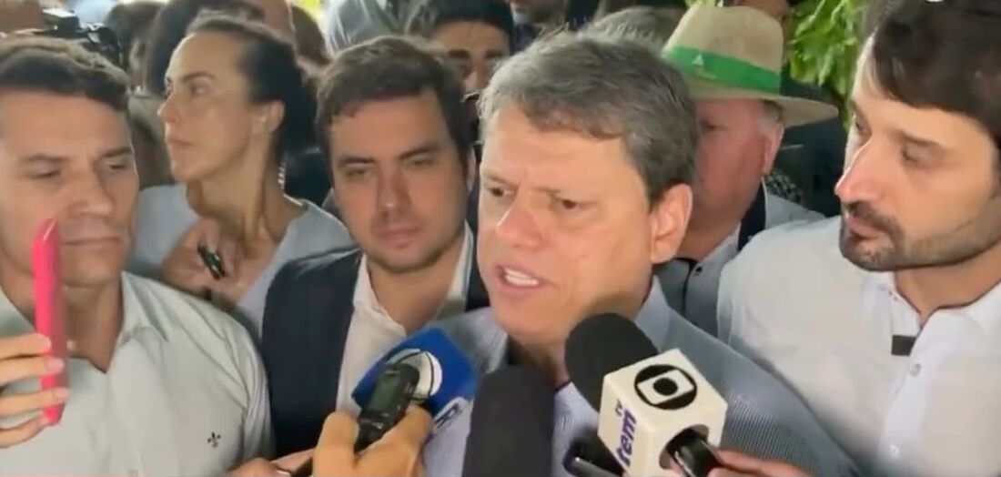 Piso cede durante entrevista coletiva de Tarcísio no interior de SP; veja vídeo - Folha PE