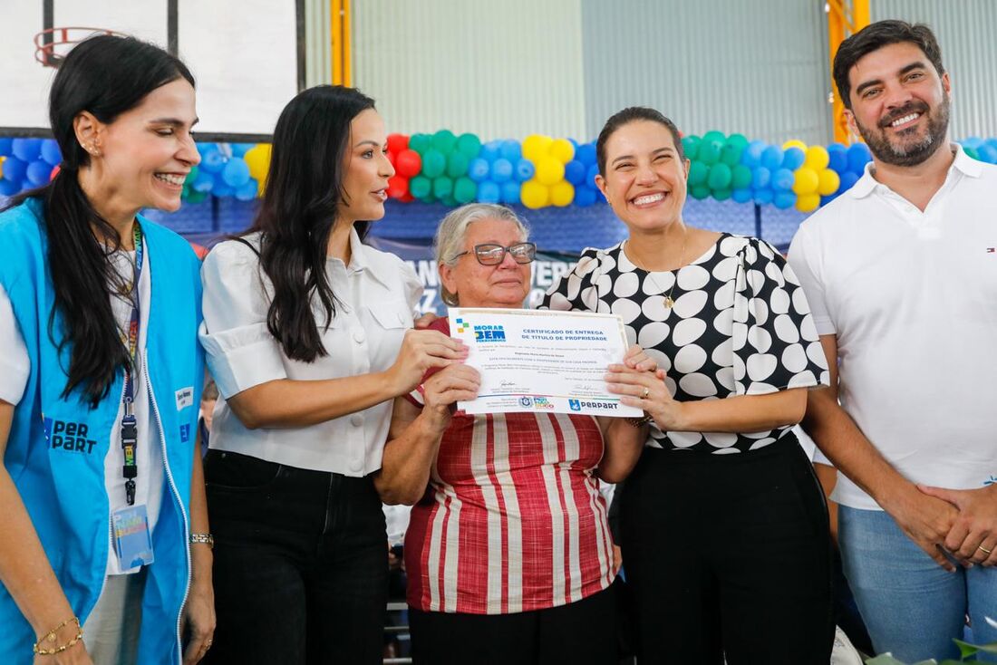 Governo de Pernambuco entrega 170 títulos de propriedade para famílias de baixa renda - Folha PE