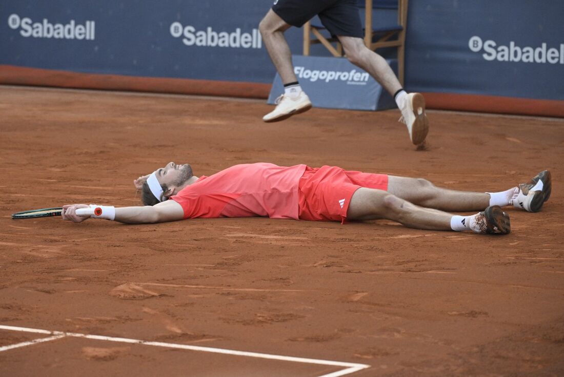 Tsitsipas sofre mas vence Facundo Díaz e vai às semifinais do ATP 500 de Barcelona - Folha PE