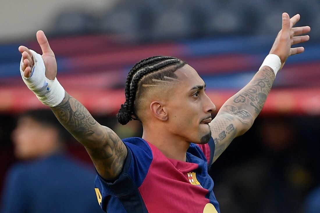 Com polêmicas e gol de Raphinha, Barcelona vence Mallorca na estreia no Espanhol - Folha PE