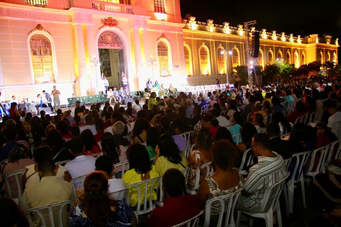 Culto de Natal reuniu fiéis para louvar o nascimento de Cristo na noite ...
