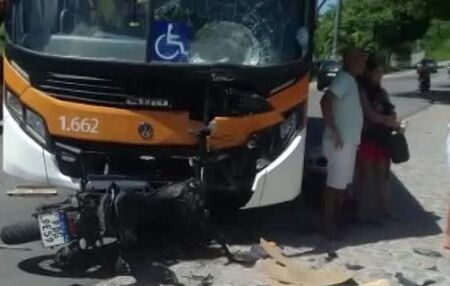 Colisão entre ônibus e motocicleta deixa um homem morto e uma mulher ferida em Itamaracá - Folha PE