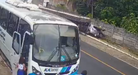 Caminhão desgovernado desce ladeira em marcha ré e atropela motociclista em Abreu e Lima - Folha PE