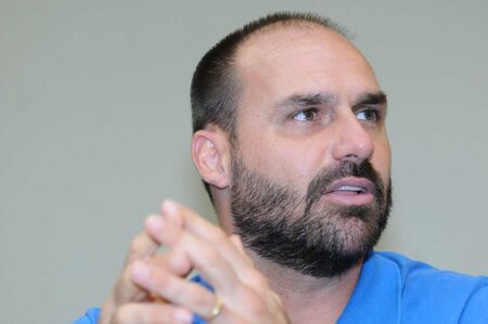 Saiba quem enviou e-mail para Eduardo Bolsonaro com convite para posse de Trump - Folha PE