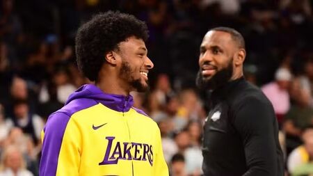 LeBron e Bronny James, do Lakers, se tornam a primeira dupla de pai e filho a dividir quadra na ...