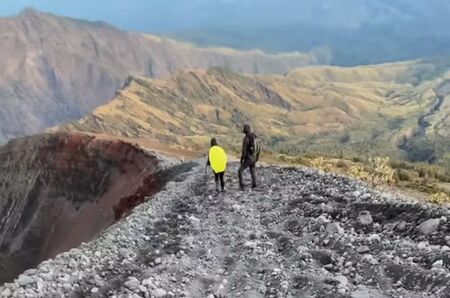 Parque de vulcão onde Juliana Marins morreu na Indonésia reabre trilha - Folha PE