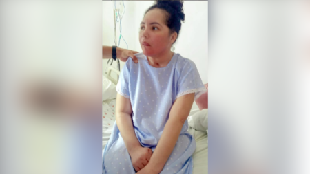 Irmã de Amanda Wanessa publica foto da cantora sentada em sessão de fisioterapia: "Continuem ...