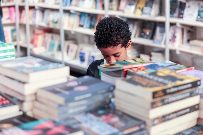 Primeiro dia da Bienal Internacional do Livro de Pernambuco aproxima leitores e autores - Folha PE